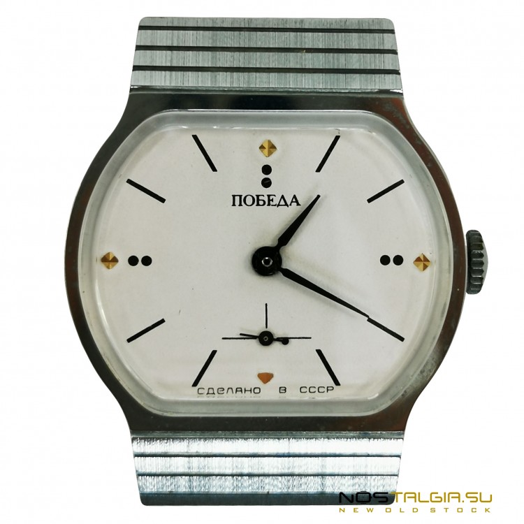 秒針を取り除いた興味深い形のソ連2602の機械式時計"勝利"